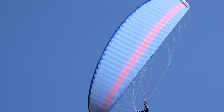 Ein Gleitschirm-Flieger hängt 5 Stunden lang in einem Baum fest