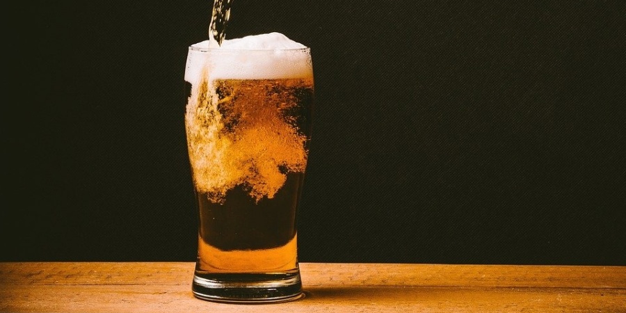 Streit um einen Witz auf einer Bier·flasche